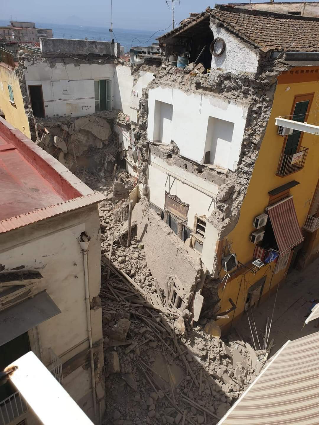 Crollo a Torre del Greco: esclusa l'ipotesi della fuga di gas Crollo a Torre del Greco: esclusa l'ipotesi della fuga di gas