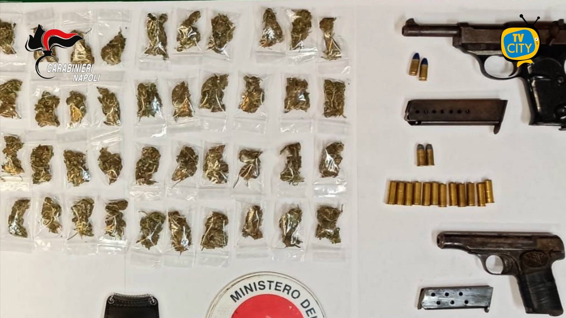 Blitz dei Carabinieri. Sequestrate armi clandestine e droga Blitz dei Carabinieri. Sequestrate armi clandestine e droga